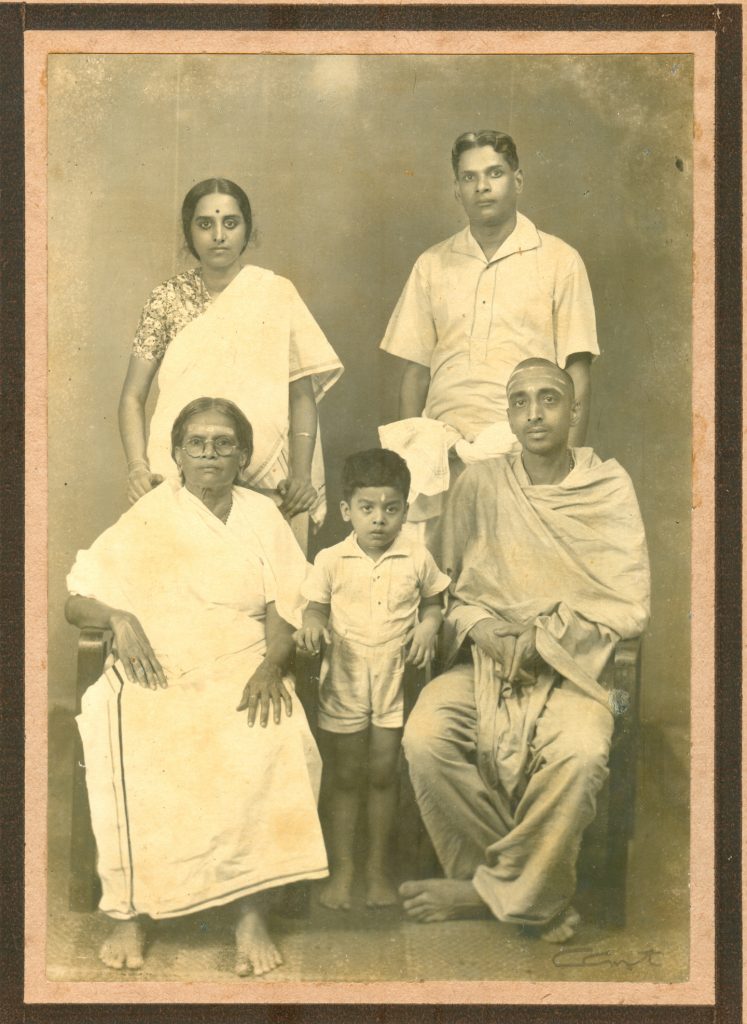 Gurudev’s sister Padmini’s family along with Kochu Amma | Chinmaya Archives